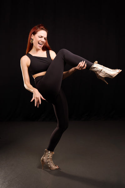 Tara - professeure de Heels cabaret burlesque | Grand Écart – Grand écart